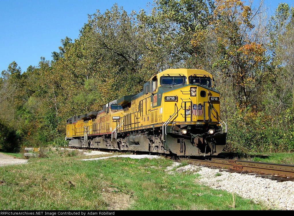UP 6718 heads back toward the second half of a coal train in Mapleton